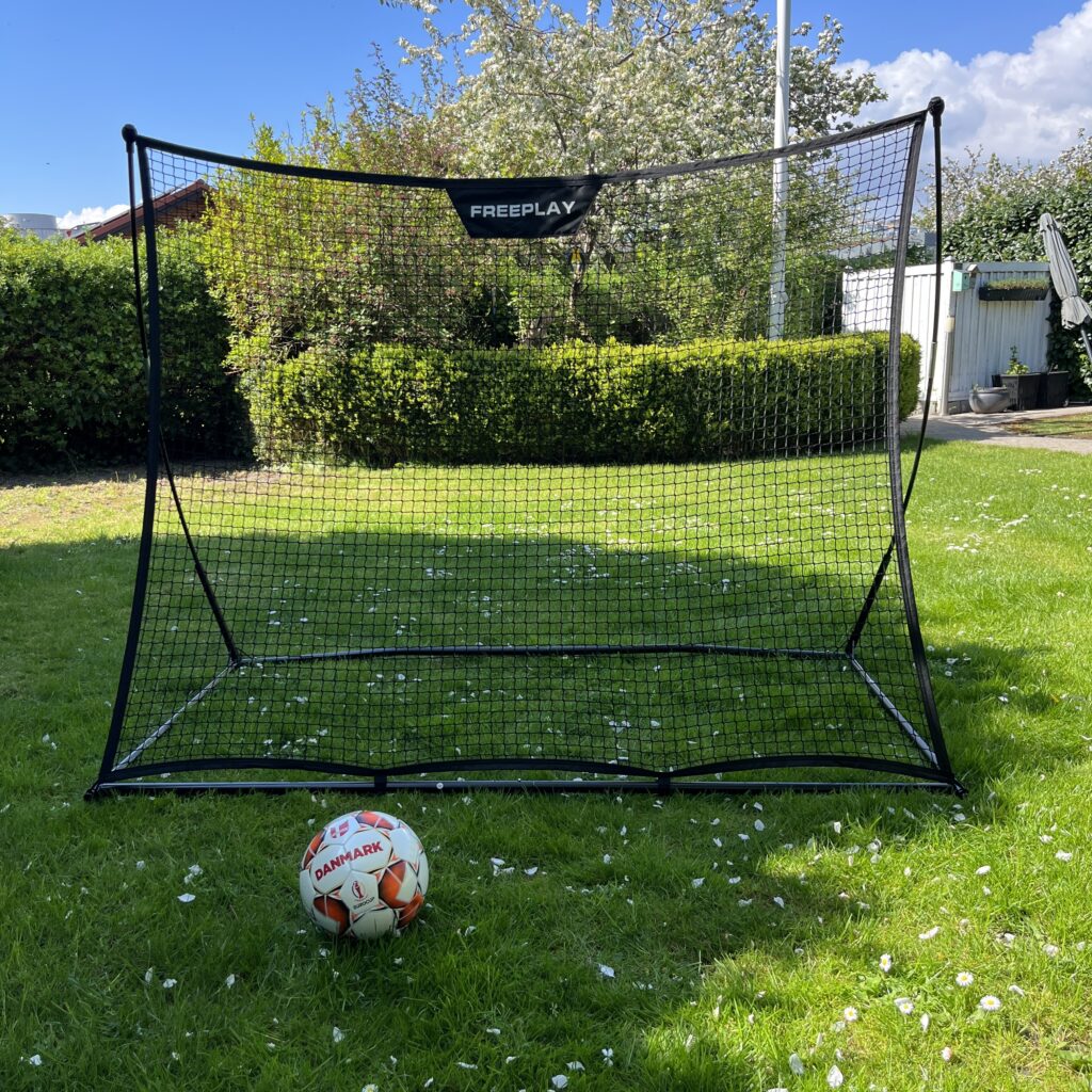 Køb Fodbold Rebounder SPOT Kickback 180 x 150 cm. Kun 599.-